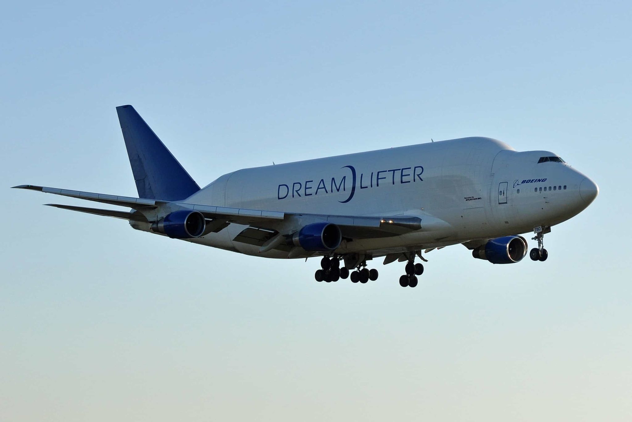 Meet the Boeing Dreamlifter and the Airbus Beluga - Flytrippers