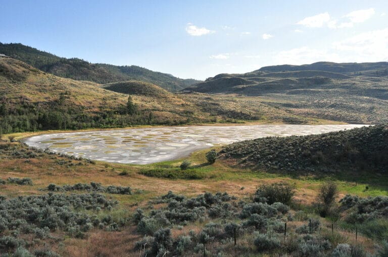 Spotted Lake in BC: an ancestral and spectacular wonder - Flytrippers
