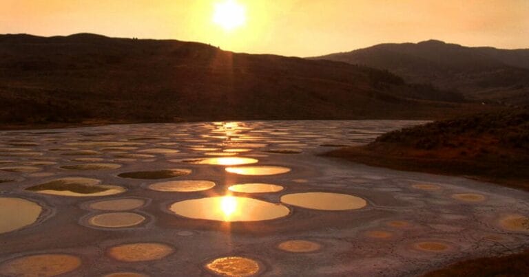 Spotted Lake in BC: an ancestral and spectacular wonder - Flytrippers