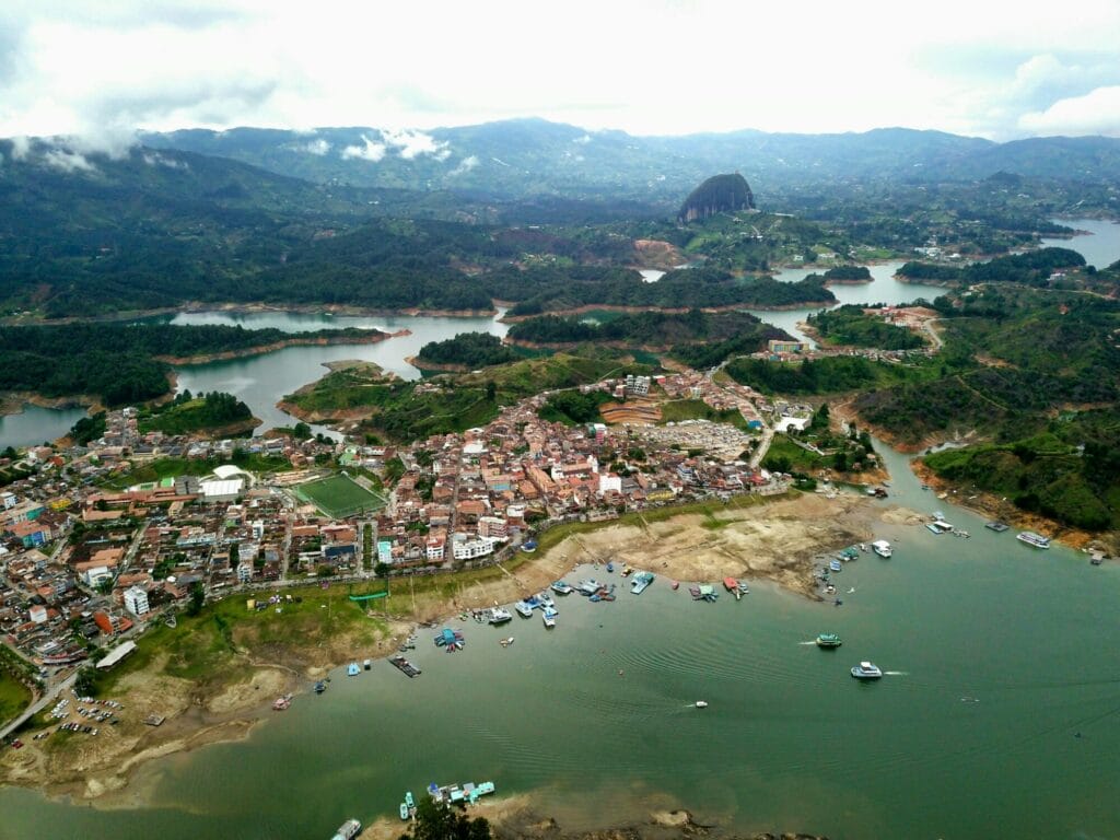 Guatapé: a colorful Colombian village for nature lovers - Flytrippers