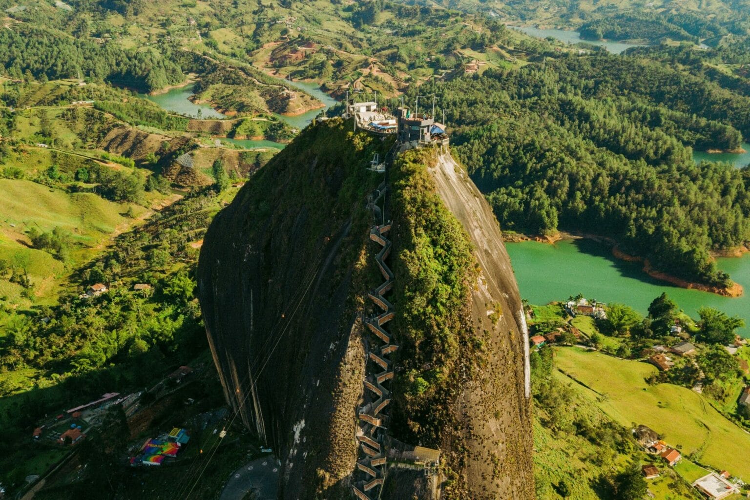 Guatapé: un village coloré en Colombie pour les amateurs de nature - Flytrippers