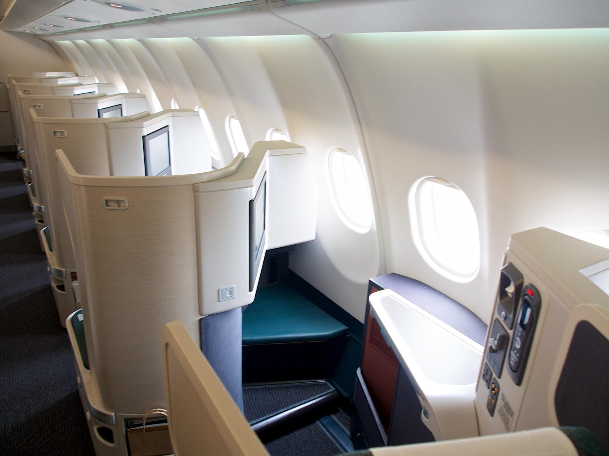 How to fly in business class for less than in economy class - Flytrippers