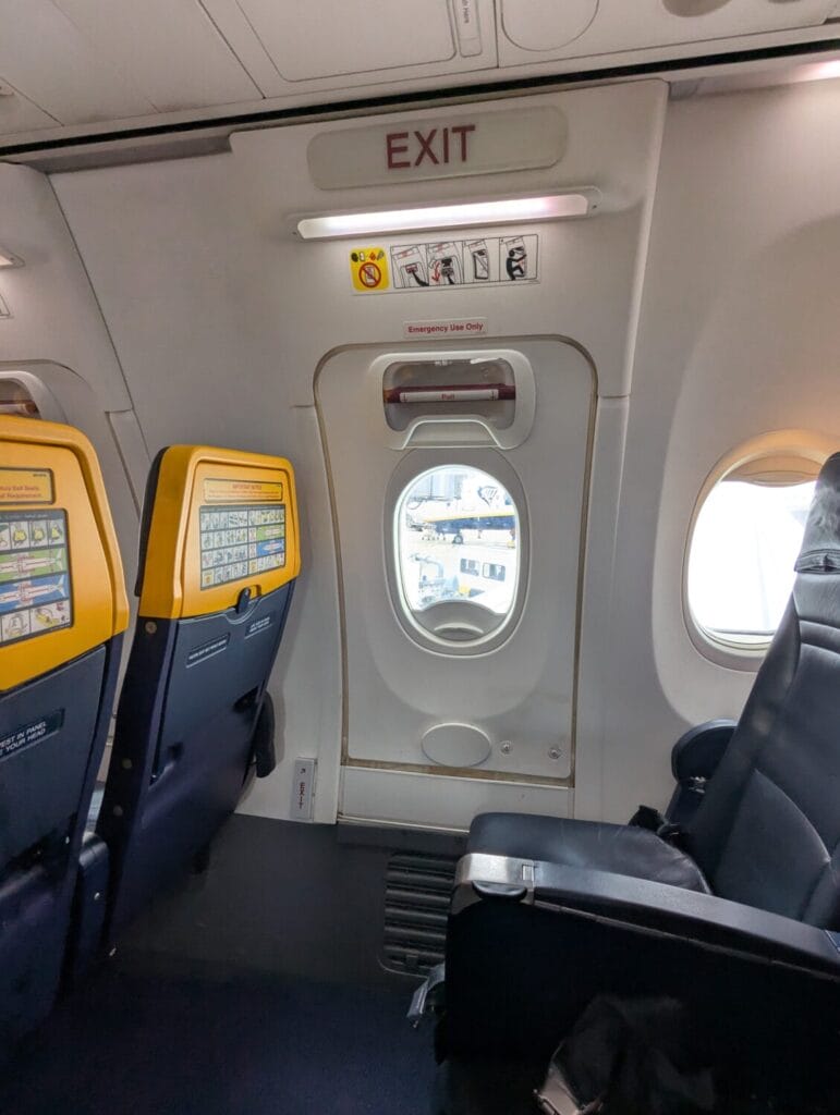 Ryanair: Tip to get a seat with extra legroom for free - Flytrippers